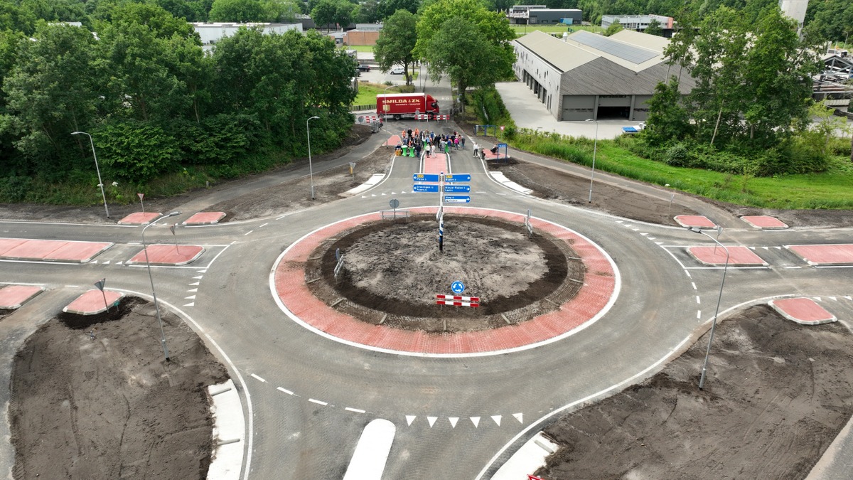 Veilig de rotonde op: Roden viert nieuwe verkeerssituatie bij ...