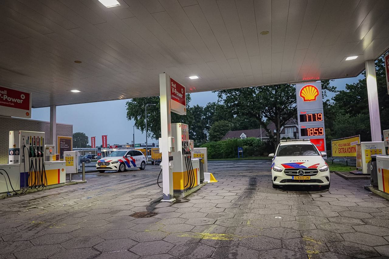 Gewapende overval Roden Shell Tankstation. Politie is op jacht naar ...